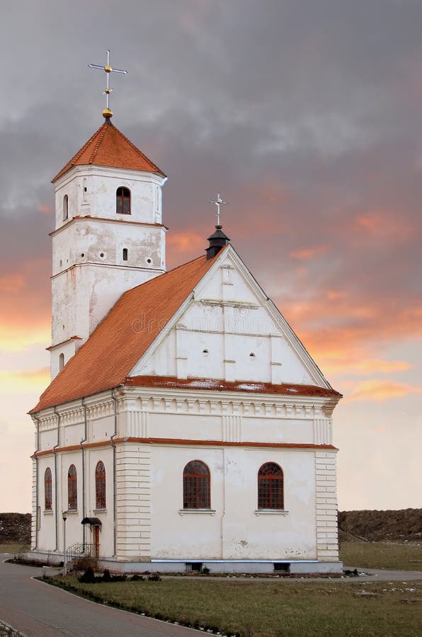 De Toren Van De Kerk Van Het Christendom, Kruis En Grote Klokken, Blauw ...