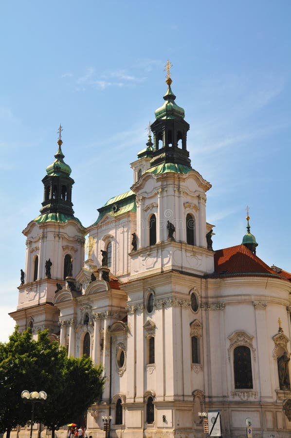 De Recente Sneeuw in Praag - St. Nicholas Cathedral Stock Afbeelding ...