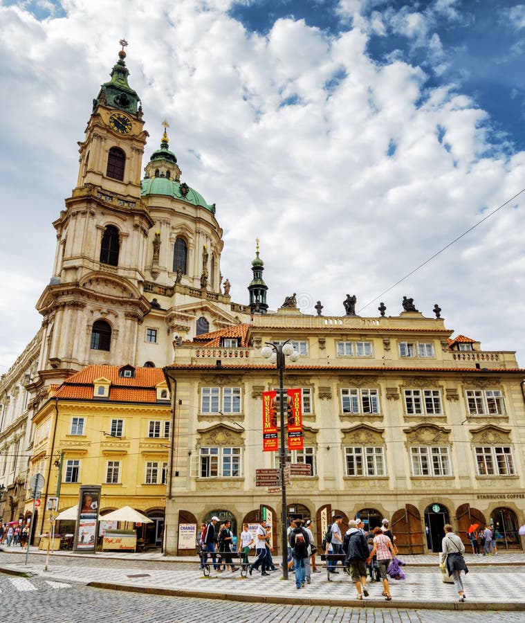 De Kerk Van Sinterklaas in Praag Redactionele Afbeelding - Image of ...