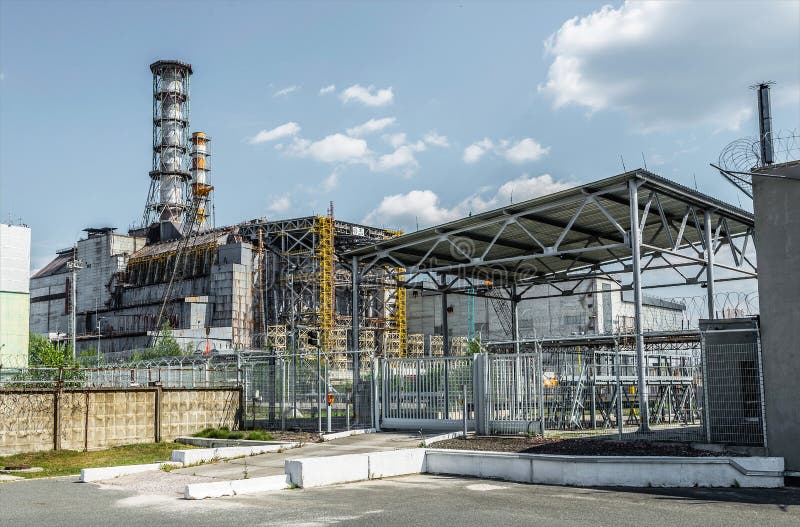 De Kernenergiereactor En Sarcofaag Van Tchernobyl Stock Foto - Image of ...