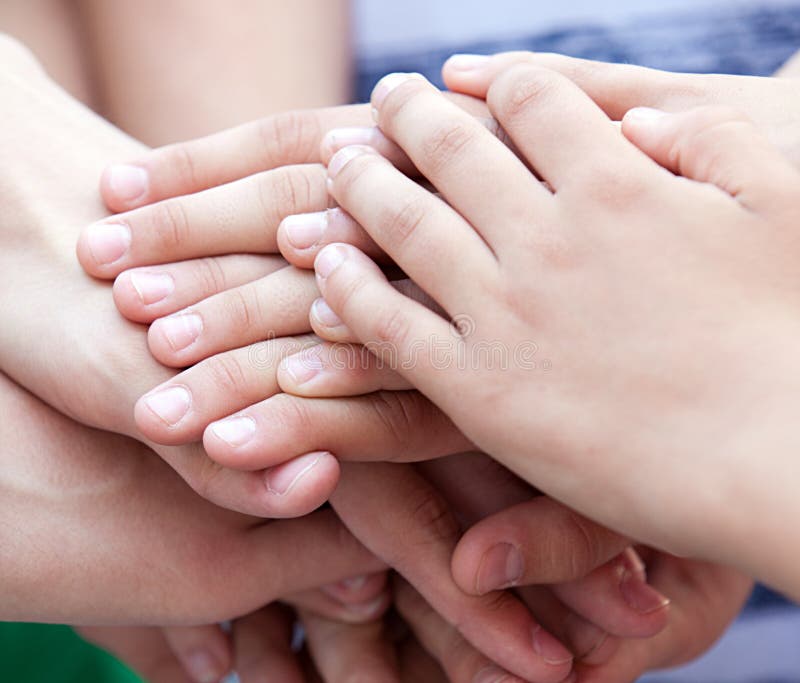 De Kinderen Hebben Handen Samen Gecombineerd Stock Foto - Image of ...