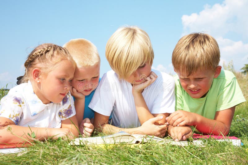 De kinderen lezen een boek stock foto. Image of literatuur - 20745542