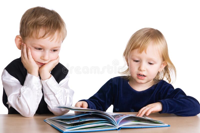 De kinderen lezen het boek stock afbeelding. Image of kind - 6236219
