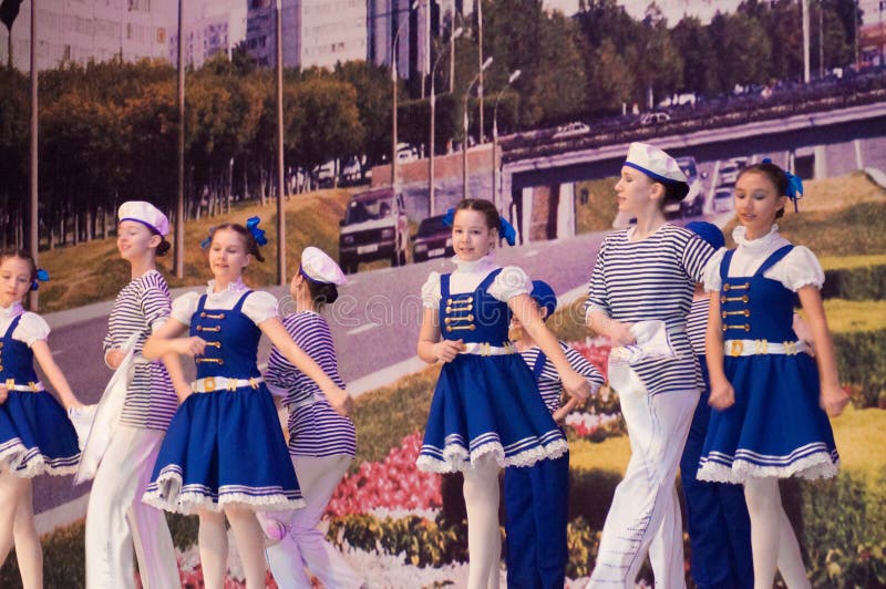 De kinderen overleggen redactionele stock foto. Image of mooi - 82887533