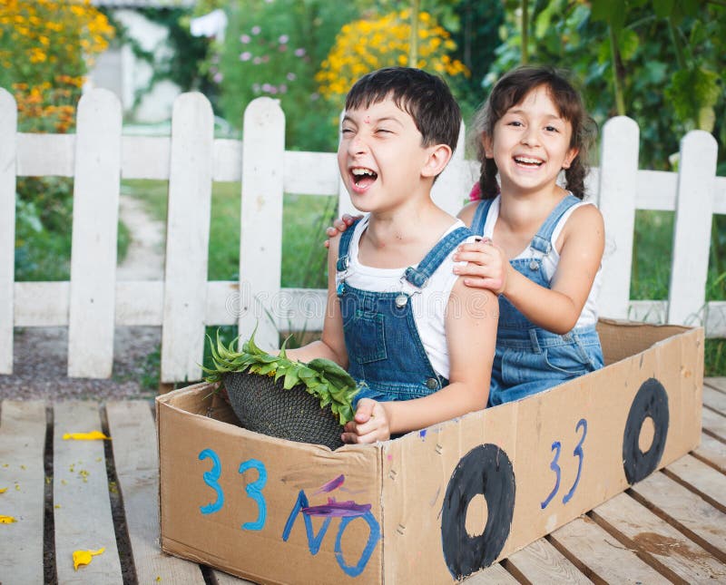 De Kinderen Spelen in De Auto Stock Foto - Image of kinderen, vermaak ...