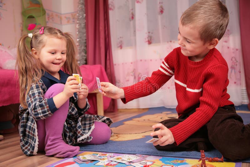 De Kinderen Spelen Kaarten in Speelkamer Stock Foto - Image of leuk ...