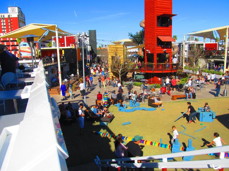 De Kinderen Van Het Containerpark Redactionele Stock Afbeelding - Image ...