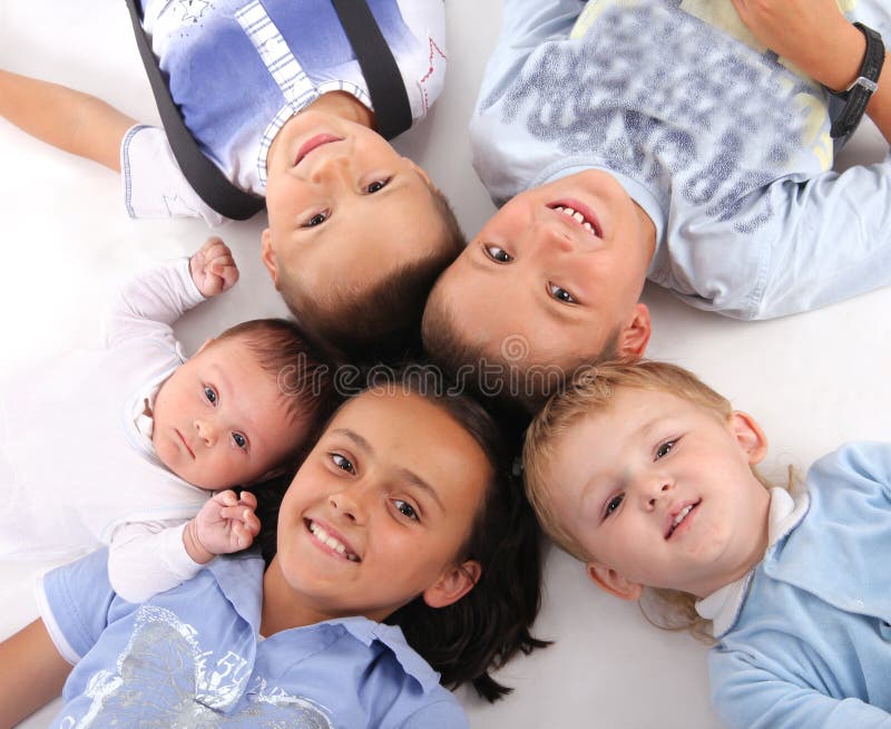 De kinderen van het geluk stock afbeelding. Image of baby - 7432037