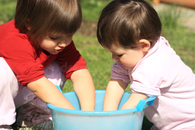 De Kinderen Wassen Hun Handen Stock Afbeelding - Image of kraan ...