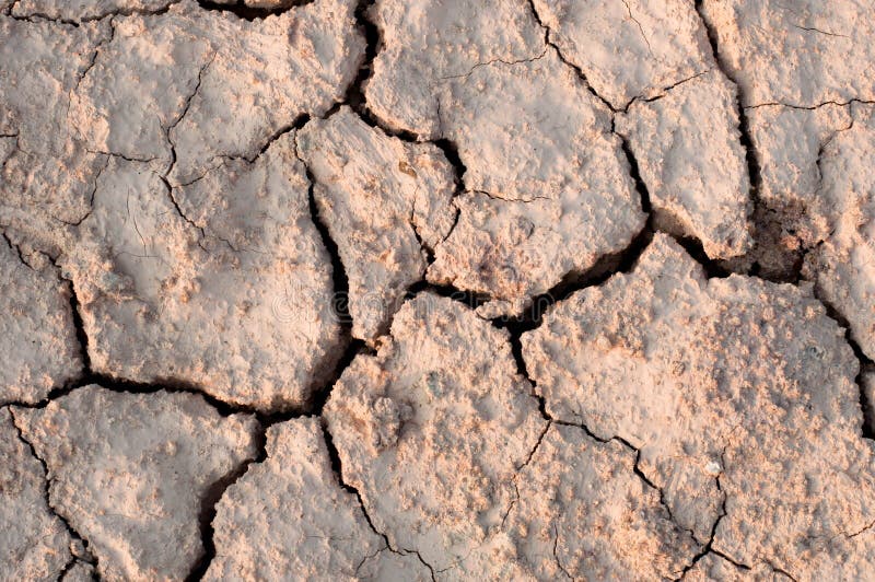 Gebroken Kleipotten of Aardewerk Op Wit Zand Buiten De Keuken Stock ...