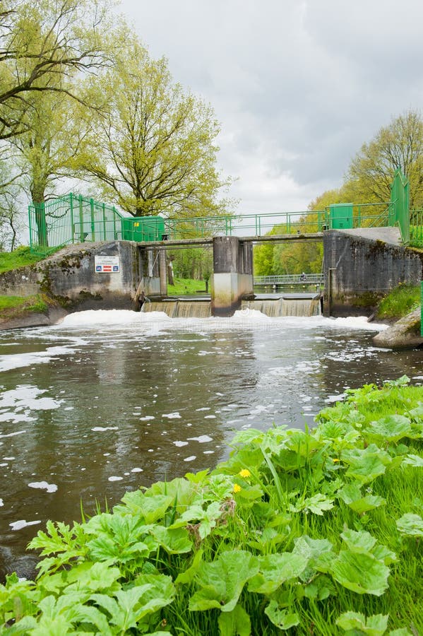 De Kleine Poort Van De Sluis Stock Afbeelding - Image of symbool, water ...