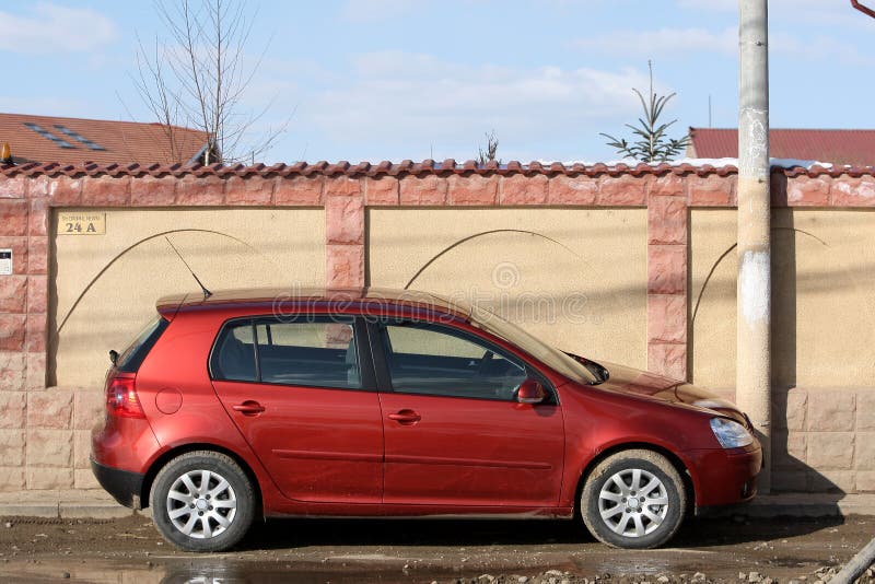 De Kleine Rode Auto Van De Vijfdeursauto Stock Foto - Image of compact ...