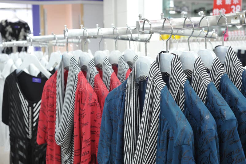 De kleren rekken kleren stock afbeelding. Image of modieus - 12119573