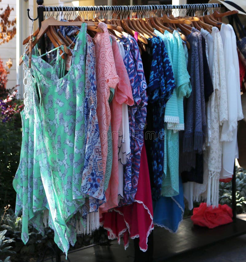 De kleren van dames op rek stock foto. Image of kleren - 71484950