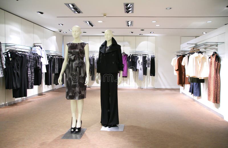 Dameskleding in de winkel stock foto. Image of kledingwinkel - 7342448