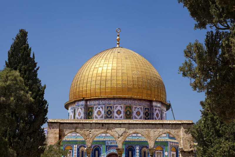 Koepel Van De Rots Onder Bomen Stock Foto - Image of stad, koepel: 29760858