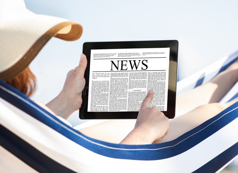 De Krant Van De Vrouwenlezing Op Digitale Tablet in Hangmat Stock ... De Krant Van De Vrouwenlezing Op Digitale Tablet in Hangmat Stock ...