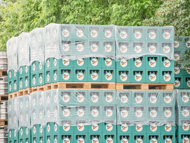 De stapels van bierkratten redactionele stock foto. Image of ...