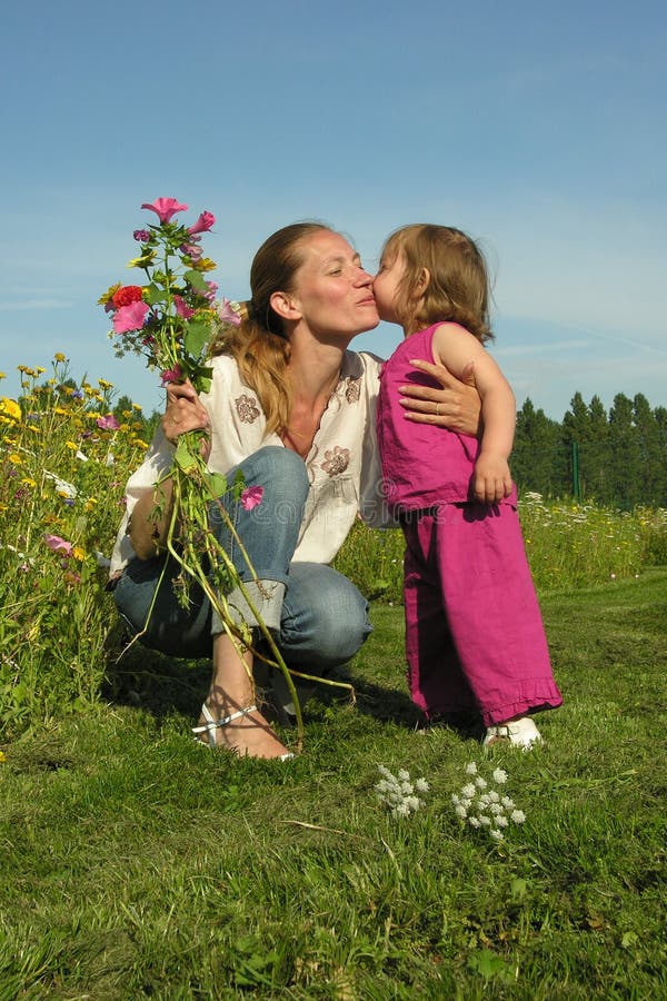 Een Moeder Die Haar Zoon Een Kus Geeft Stock Afbeelding - Image of ...