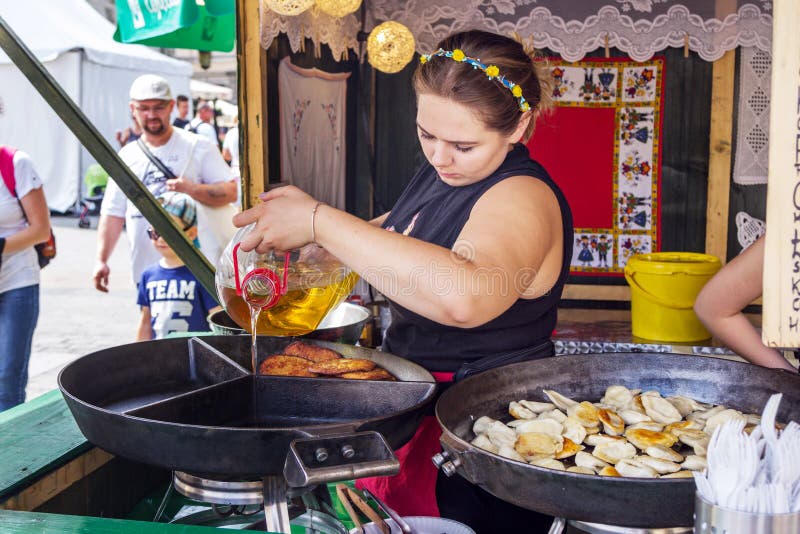 De La Comida Cocina Abierta Tradicional Polaca Al Aire Libre Fotografía ...