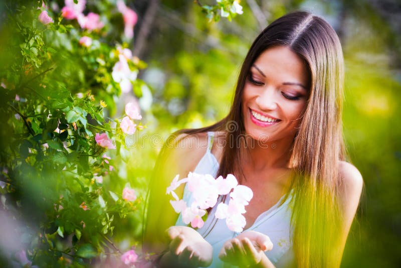 Mujer Cerca De Una Flor De Rosa Foto de archivo - Imagen de muchacha ...