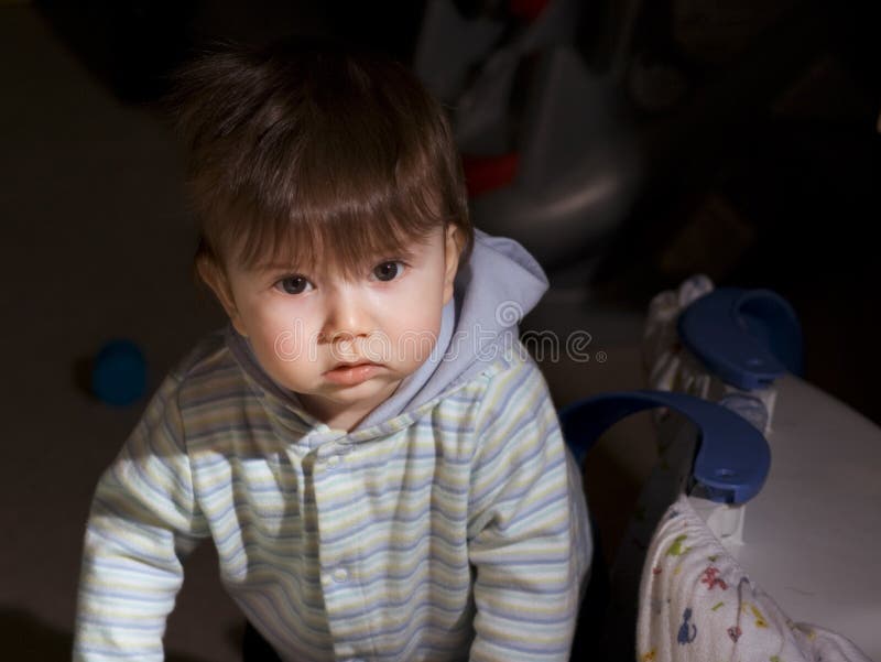 Desde la oscuridad foto de archivo. Imagen de muchacho - 1728864