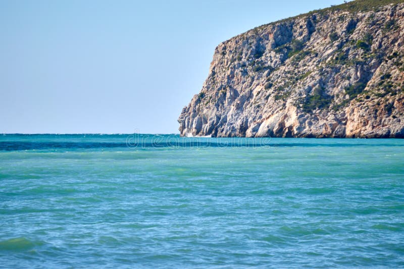 De La Plage Observant La Grosse Colline Image stock - Image du ...