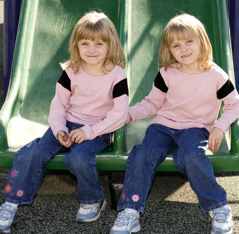 De lado a lado foto de archivo. Imagen de apuro, hermanas - 386778