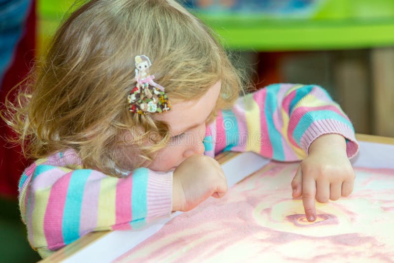 De Leuke Tekening Van Het Kindmeisje Trekt Het Ontwikkelen Van Zand in ... De Leuke Tekening Van Het Kindmeisje Trekt Het Ontwikkelen Van Zand in ...