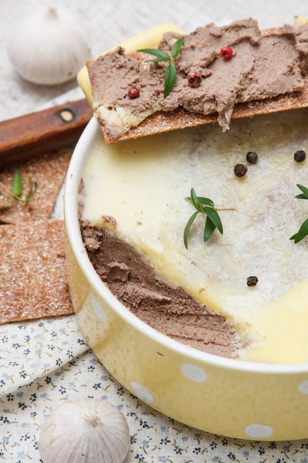 Kippeleverpaté stock afbeelding. Image of boter, ontbijt - 28053161