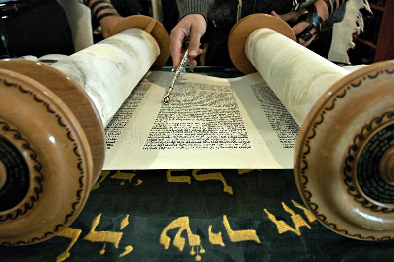 Torah Hand Leest De Joodse Torah Bij Bar Mitzvah Die Joodse Boeken ...