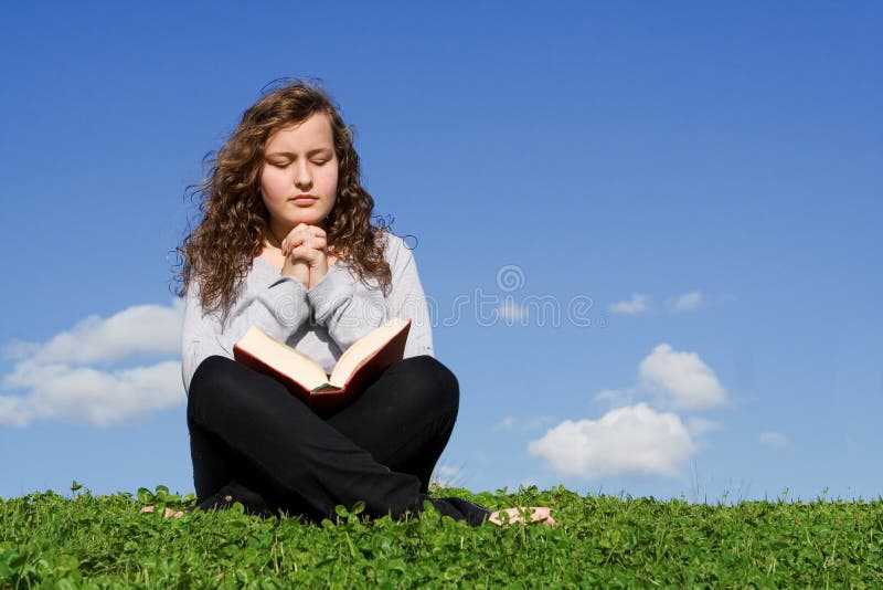 De Lezingsbijbel Van Het Kind Het Bidden Stock Afbeelding - Image of ...