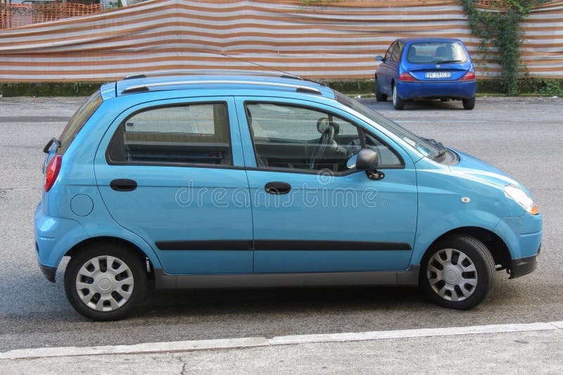 Lichtblauw Fiat 500 auto redactionele stock foto. Image of licht - 75023858