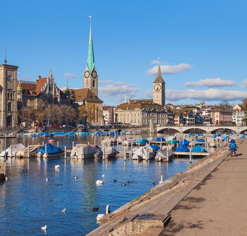 De Limmat-rivier En De Gebouwen Van Het Historische Deel Van De Stad ...