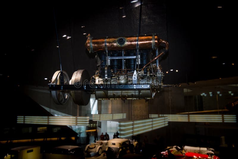 De Luchtschip (Zeppelin) Motor Mercedes L4J, 1909 Redactionele Foto ...