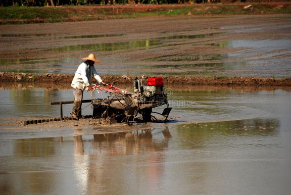 Ploegmachine en boer stock foto. Image of landbouwbedrijven - 2375760