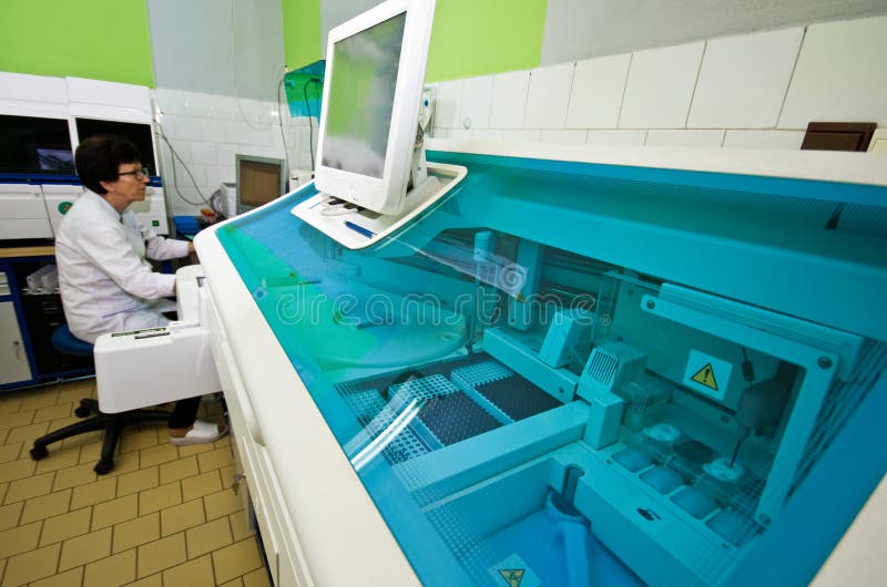 De Machine Van De Bloedanalyse in Laboratorium Stock Afbeelding - Image ...