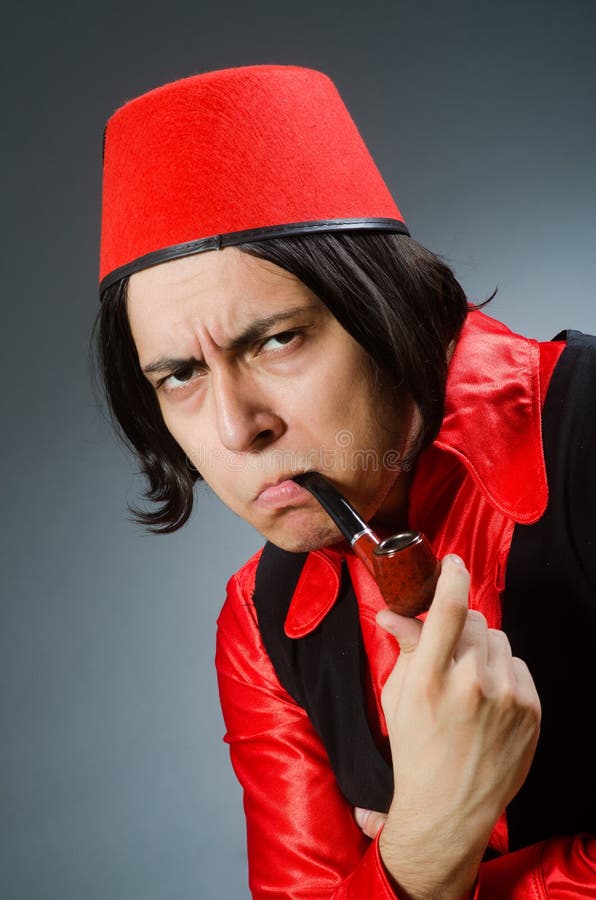 De Man Die De Rode Hoed Van Fez Dragen Stock Foto - Image of gewoonte ...