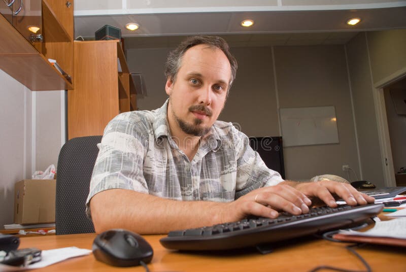 De man met de computer stock afbeelding. Image of succes - 10410381