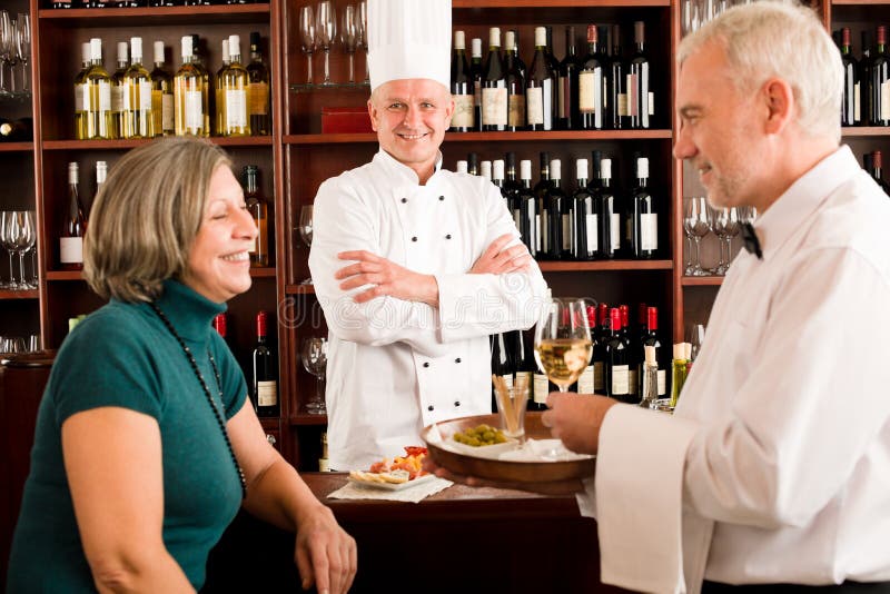 De Manager Van Het Restaurant Met Personeel Bij Wijnstaaf Stock Foto ...