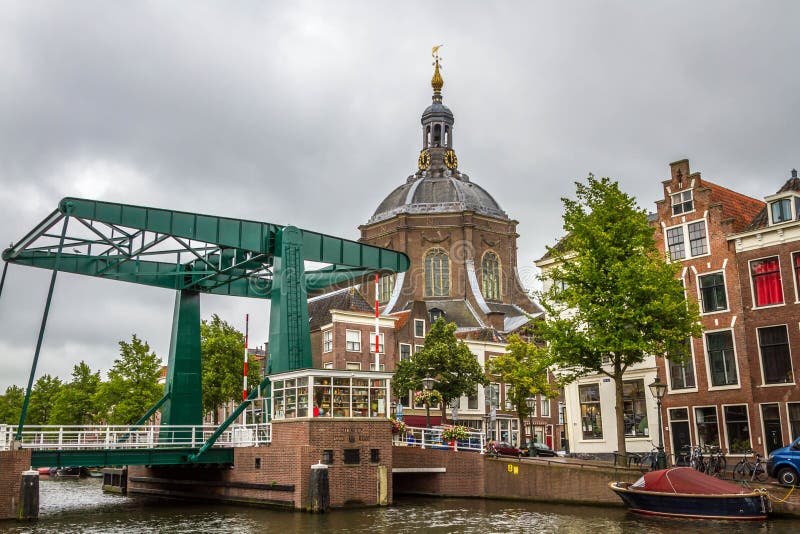 De Marekerk-kerk in Leiden stock foto. Image of oriëntatiepunt - 59260704