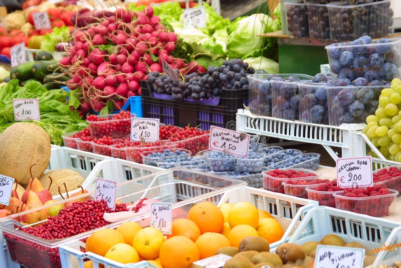 De Markt van het fruit stock foto. Image of opslag, evenwichtig - 1902916