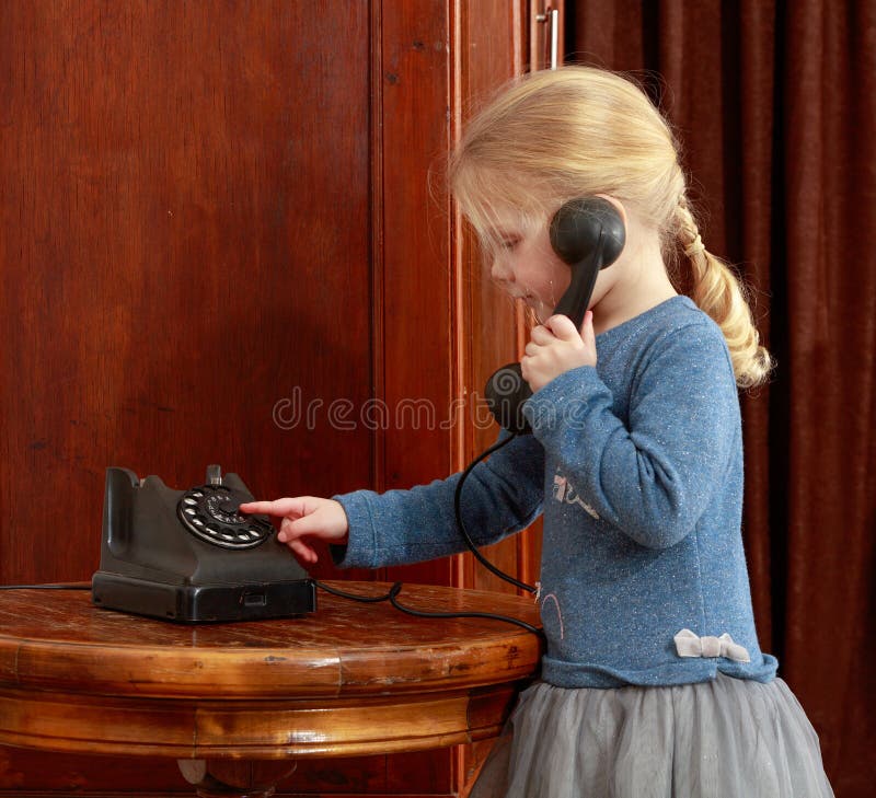 De Meisjes Die Op De Oude Telefoon Bellen Stock Foto - Image of mooi ...