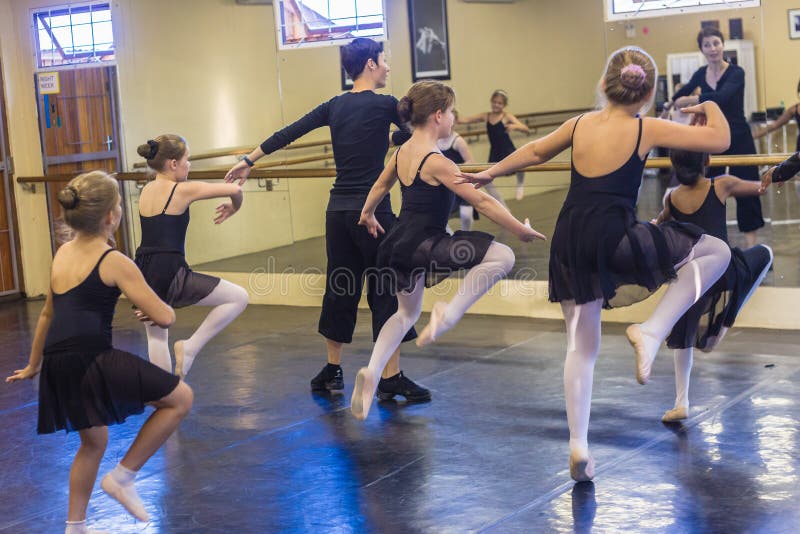 De Meisjes Van Het Ballet Dansen Redactionele Afbeelding - Image of ...