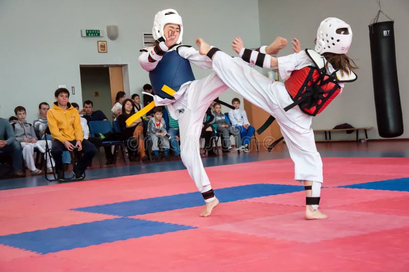 De Meisjes Vechten in Taekwondo Redactionele Foto - Image of mooi ...