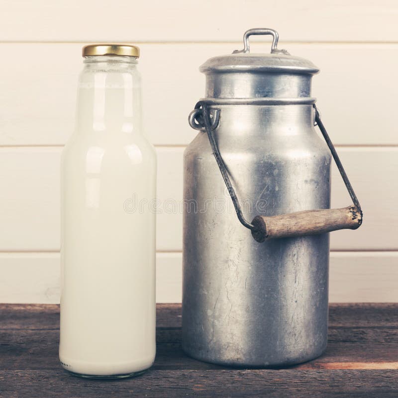 De Melkfles En Het Oude Aluminium Kunnen Stock Afbeelding - Image of ...
