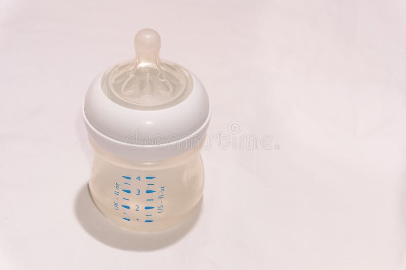De melkfles van de baby stock foto. Image of kinderjaren - 100164016