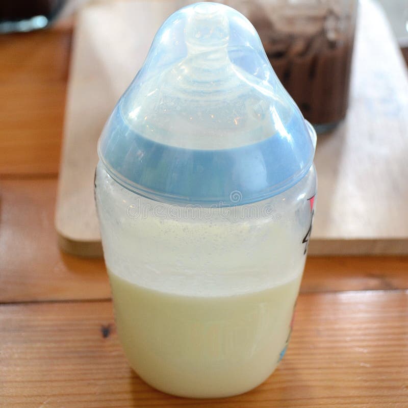 De melkfles van de baby stock foto. Image of baby, kinderverzorging ...
