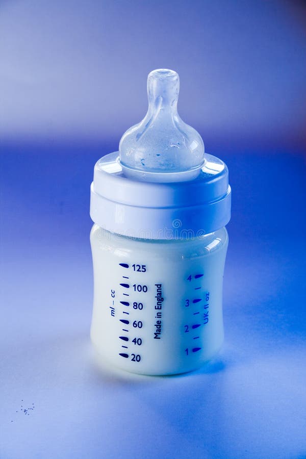 De melkfles van de baby stock foto. Image of kinderjaren - 100164016