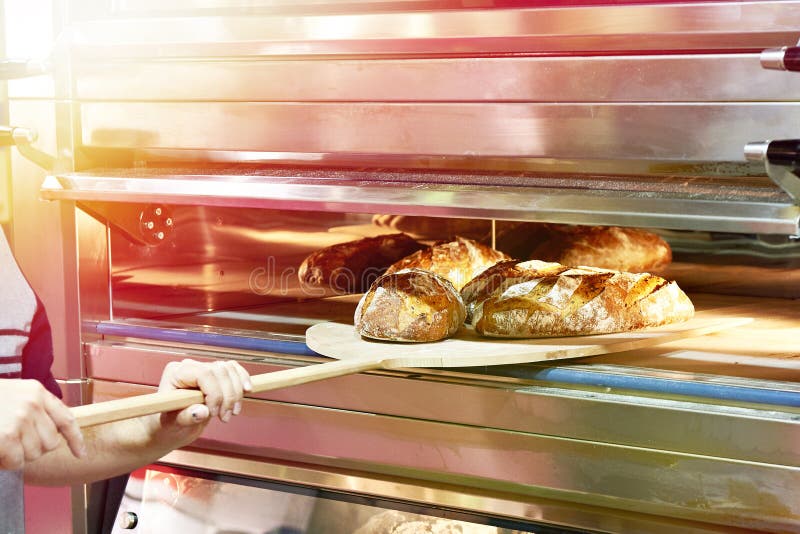 De mens bakt brood in oven stock afbeelding. Image of keuken - 113139899